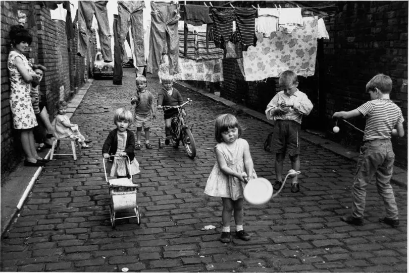 Chorlton-on-Medlock, Manchester, 1966, Shirley Baker © Shirley Bakerren ondarea / Mary Evans Picture Library