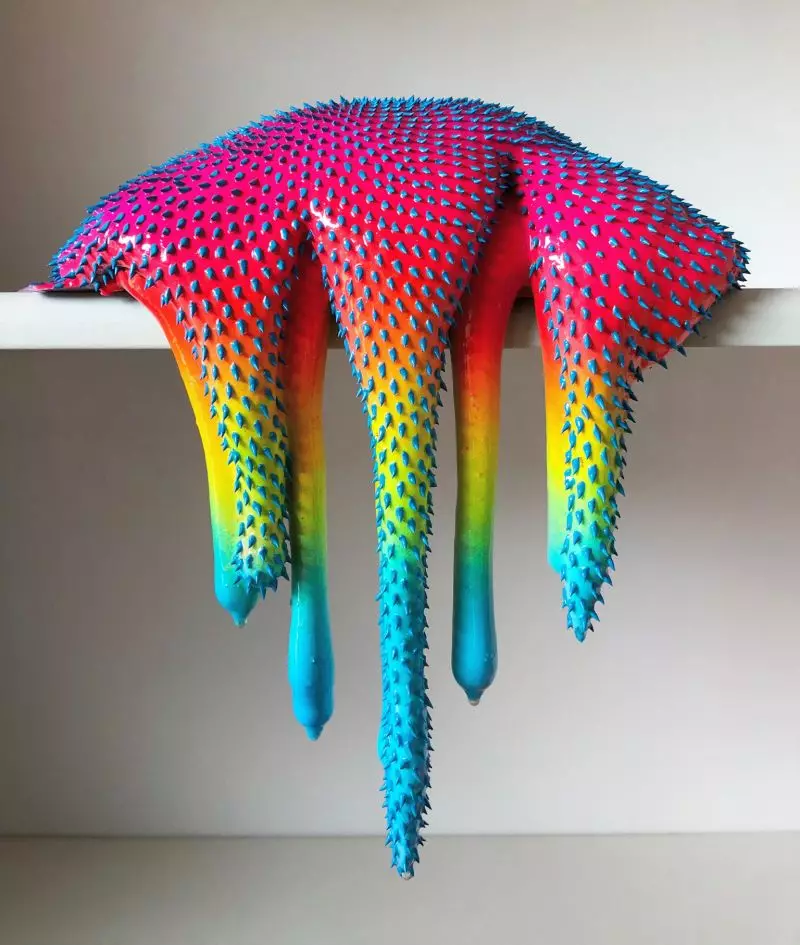 Nouveaux blobs, gouttes et squishes aux couleurs de l'arc-en-ciel couverts de pointes par Dan Lam