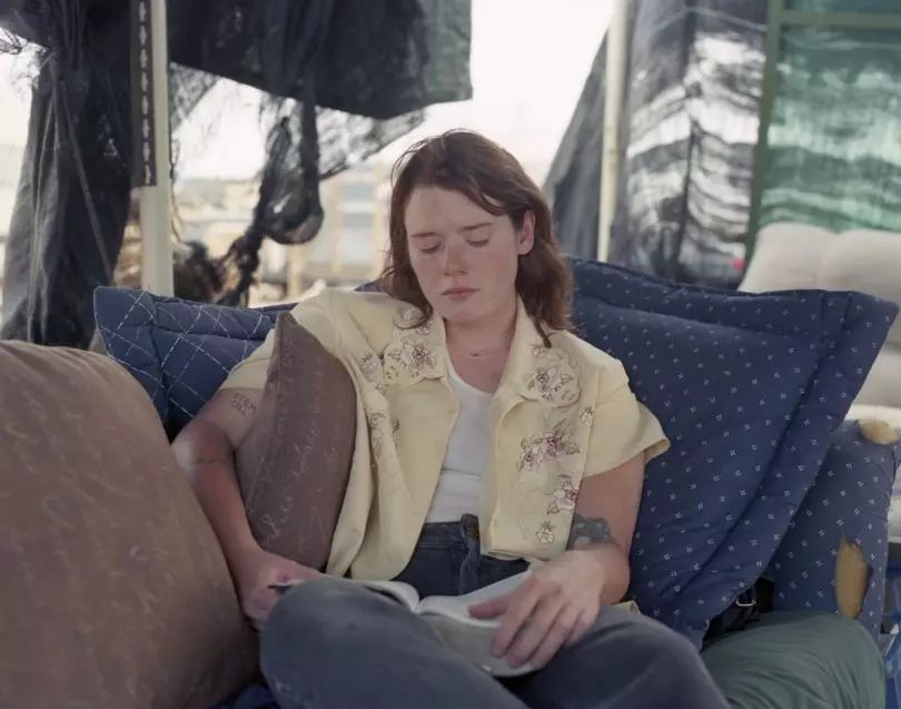 Annie sa Simbahan, Slab City (USA), 2018 © Laura Henno. Ang tanan nga mga imahe sa maayong kabubut-on sa mga artista ug Institut pour la Photographie. Pinaagi sa pagsumite.