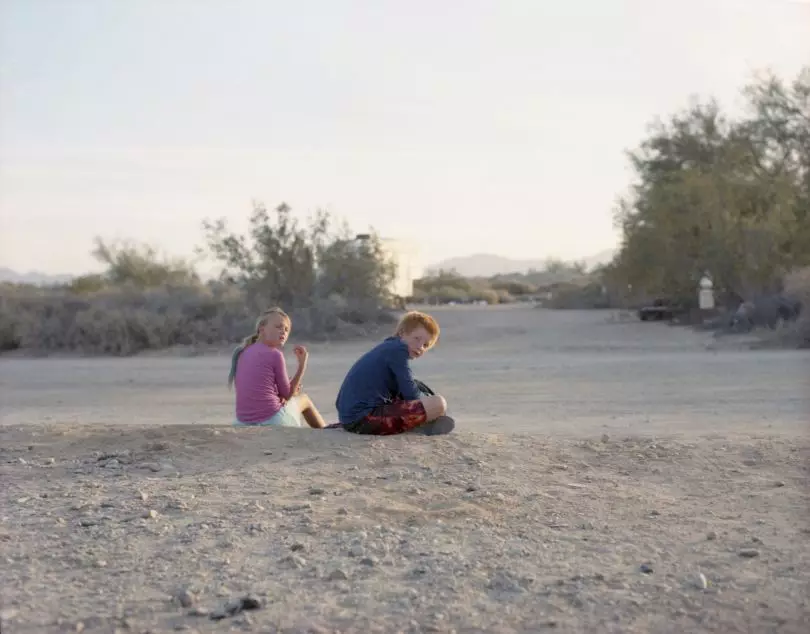 Timmy ແລະ Kasey, Slab City (USA), 2018 © Laura Henno