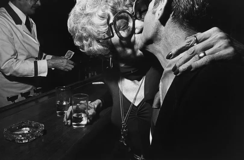 Coppia di anziani in un bar, New York © Leon Levinstein. Per gentile concessione della galleria Howard Greenberg