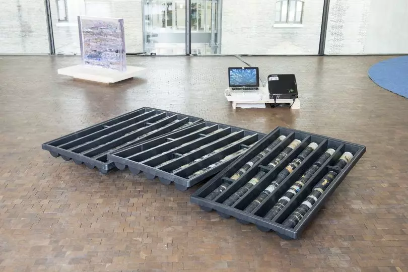 „Core” - turnate din polietilenă și polipropilenă de înaltă densitate reciclate, aranjate în cutii de probe geologice, 185 x 108 x 50 cm