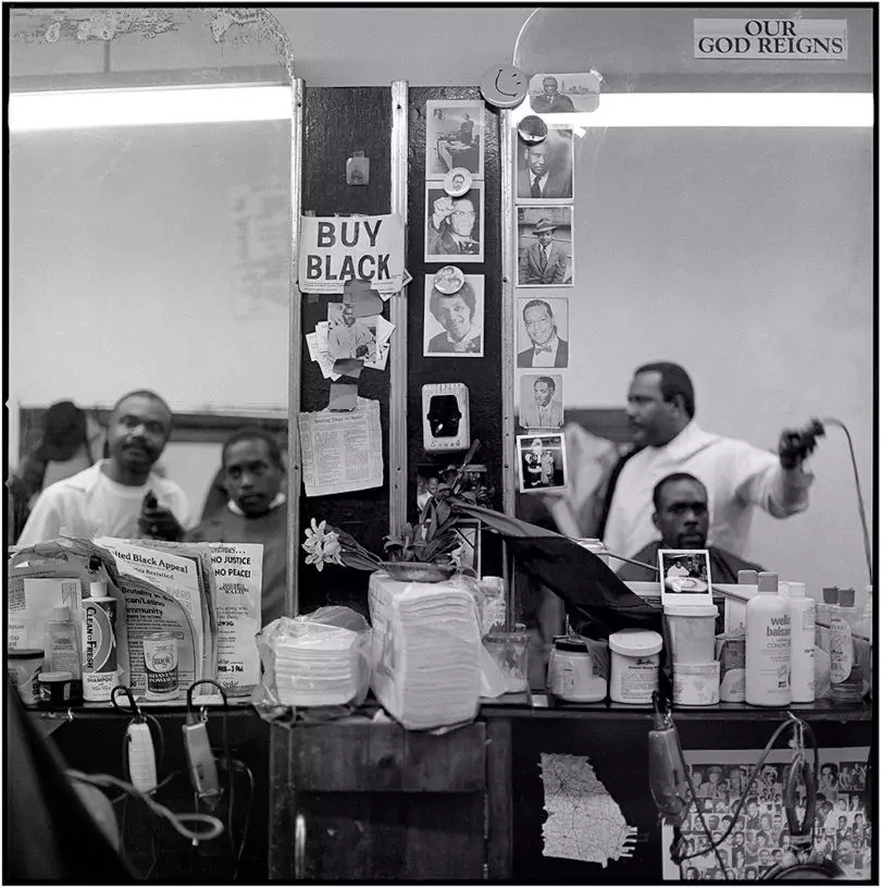 Pagpalit og Black, Barber Shop sa Balay © Jeffrey Henson Scales