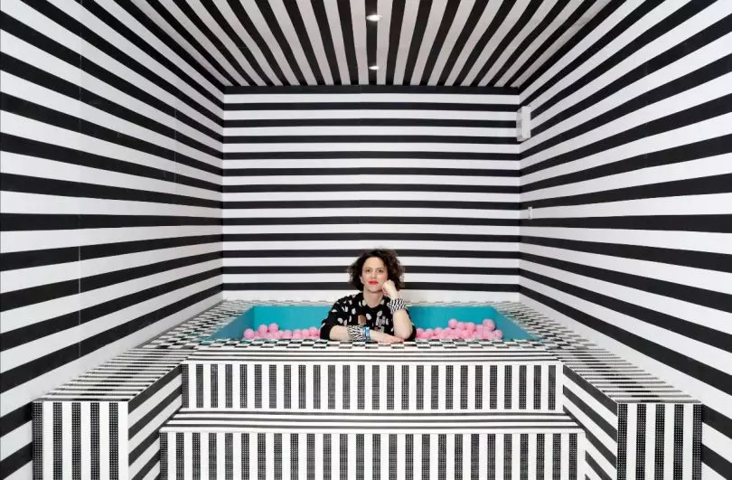 Camille Walala, LEGO için yaptığı HOUSE OF DOTS kurulumunun balo havuzunda. Fotoğraf kredisi Getty Images.