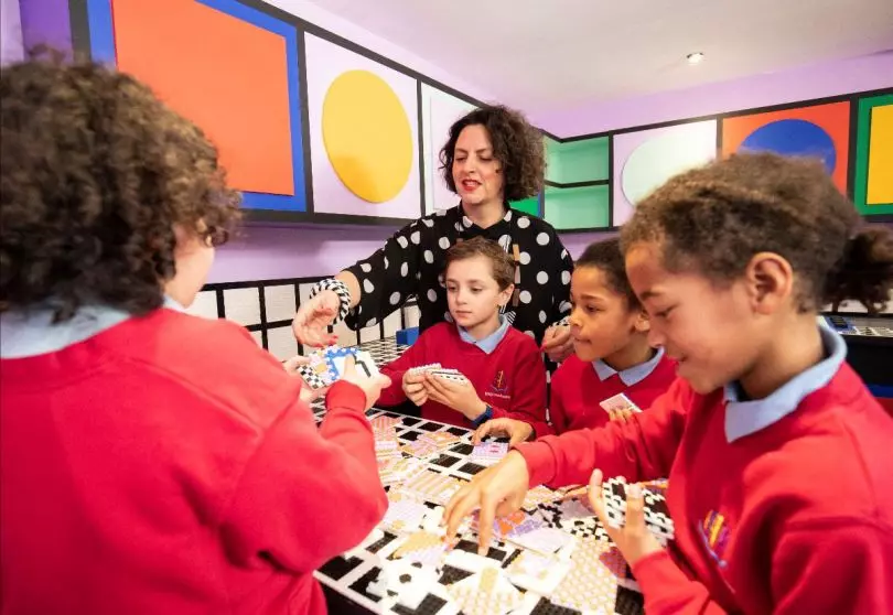 Workshop med børn ved Camille Walalas nye installation til LEGO, der fejrer lanceringen af DOTS. Billedkredit Getty Images.