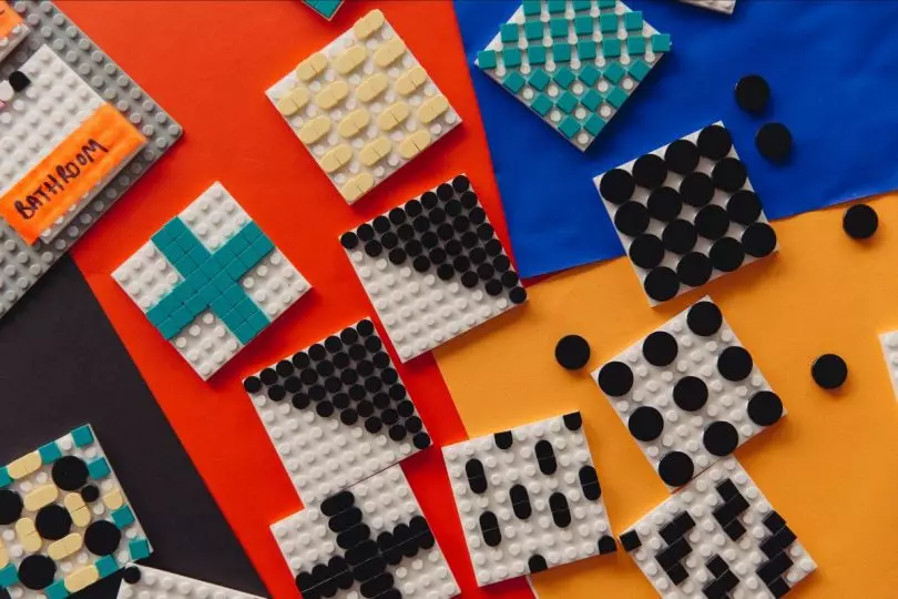 Camille Walala جي اسٽوڊيو ۾ نئين لانچ ٿيل، ٽائل تي ٻڌل LEGO DOTS رينج جو شاٽ. فوٽو ڪريڊٽ Dunja Opalko.