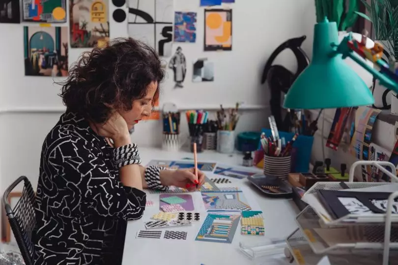Камилла Валала экспериментирует с цветом, узорами и формами в своей студии для крупного сотрудничества с LEGO. Фото предоставлено Дуней Опалко.