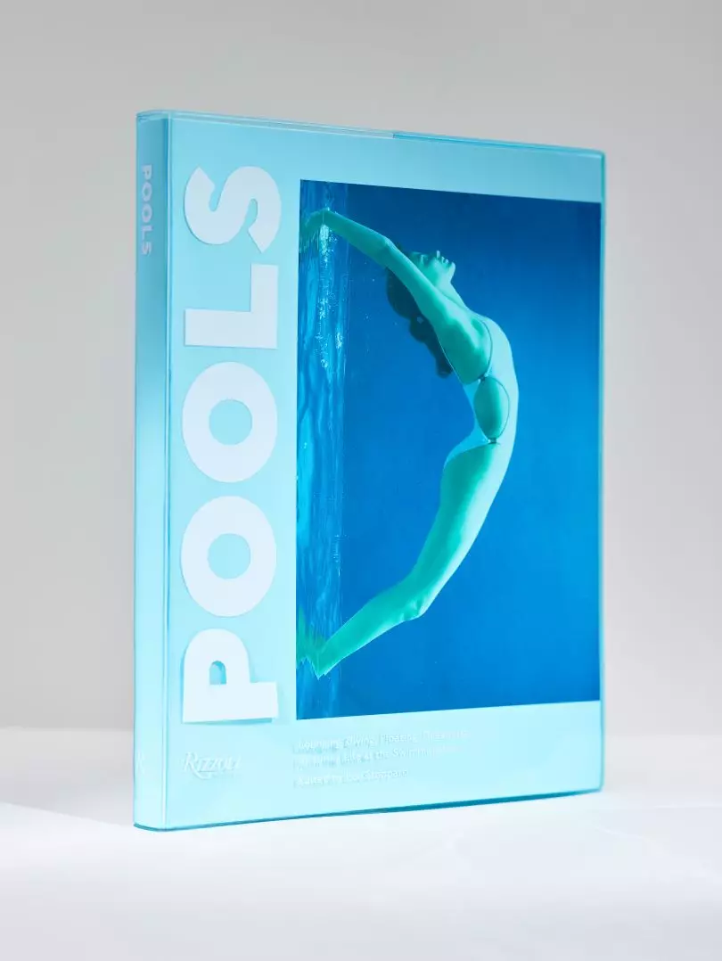 Sumérjase en POOLS, un nuevo libro seductor que presenta obras icónicas de Martin Parr, Solve Sundsbo y más 5363_2