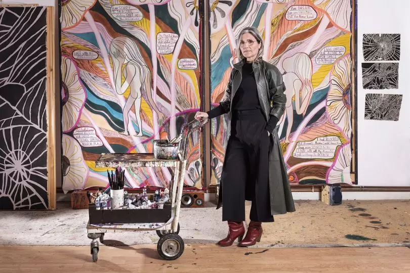 藝術家工作室中的艾瑪·塔爾博特肖像與“屏幕破裂時”合影，2020 年 照片：蒂埃里·巴爾