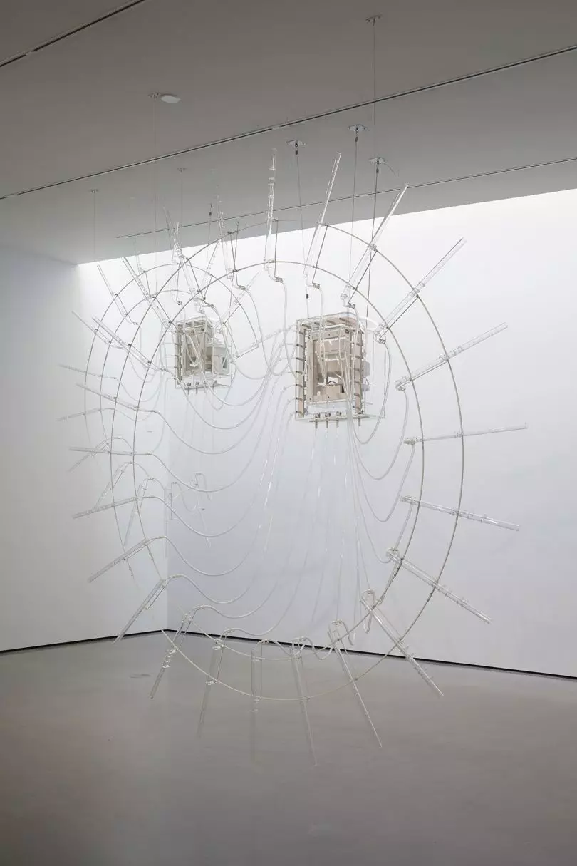 Plan d'installation de Cerith Wyn Evans dans le prix Hepworth de sculpture. 26 octobre 2018 - 20 janvier 2019. Photo, Stuart Whipps Composition pour 37 flûtes (en deux parties), 2018, 37 flûtes en cristal, unité de respiration et système de valve, tubes en plastique.