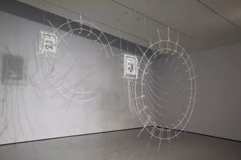 Foto da instalação de Cerith Wyn Evans no Prêmio Hepworth de Escultura. 26 de outubro de 2018 - 20 de janeiro de 2019. Foto, Stuart Whipps Composição para 37 flautas (em duas partes), 2018, 37 flautas de cristal, unidade de 'respiração' e sistema de válvulas, tubos de plástico.