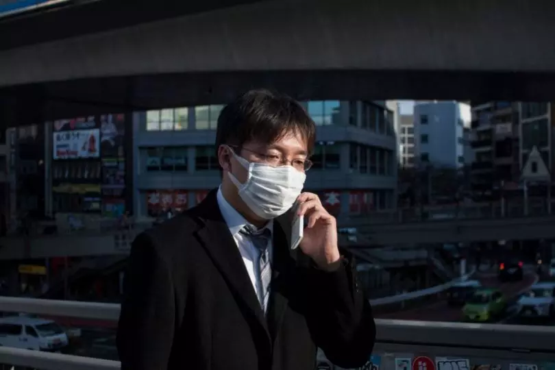 Street photography series captures loneliness in the crowded city of Tokyo 5408_10