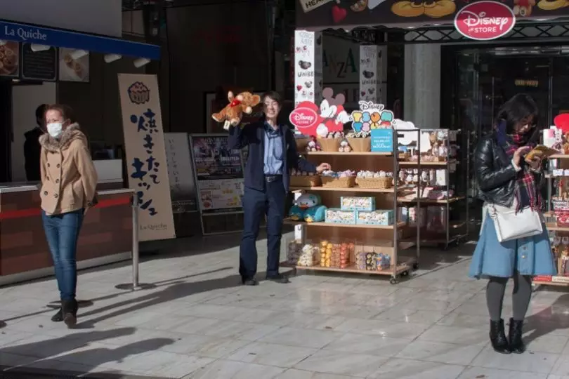 Street photography series captures loneliness in the crowded city of Tokyo 5408_12