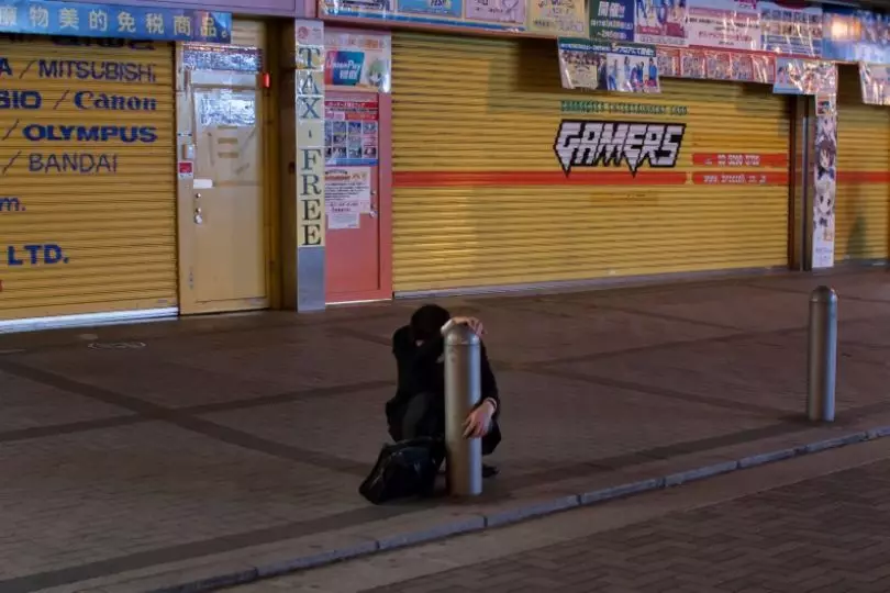 Street photography series captures loneliness in the crowded city of Tokyo 5408_4