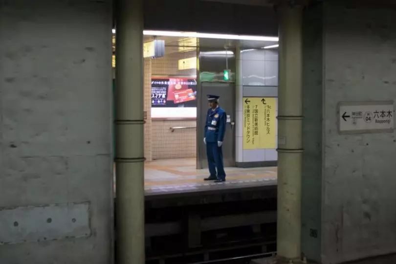 Street photography series captures loneliness in the crowded city of Tokyo 5408_6