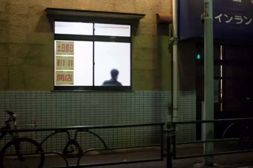 Street photography series captures loneliness in the crowded city of Tokyo 5408_7