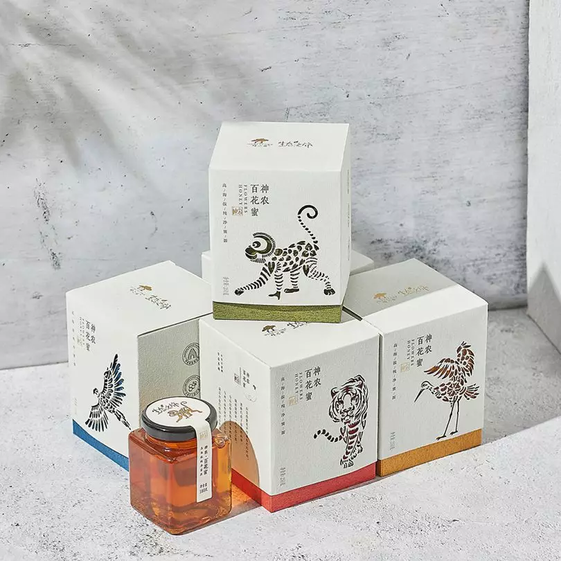 Ecological Journey Gift Box Box Honey yolembedwa ndi Pufine Advertising Ltd.Co. Wopambana Mphotho ya Silver A' Design mu Gulu Lopanga Mapaketi, 2019-2020.