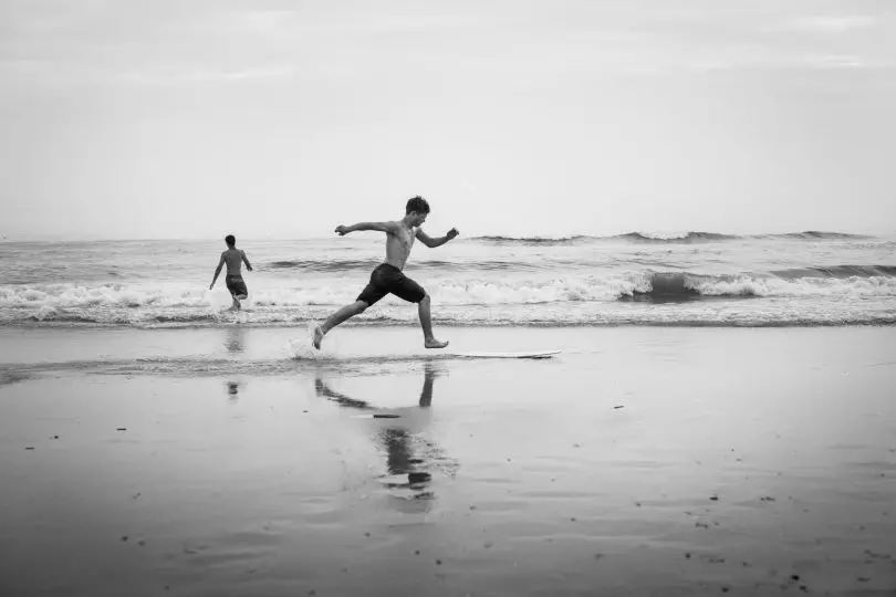 Zane Rockwell aus einem Vorort von Philadelphia fährt Skimboards in der seichten Brandung. Juni 2018. © Timothy Roberts