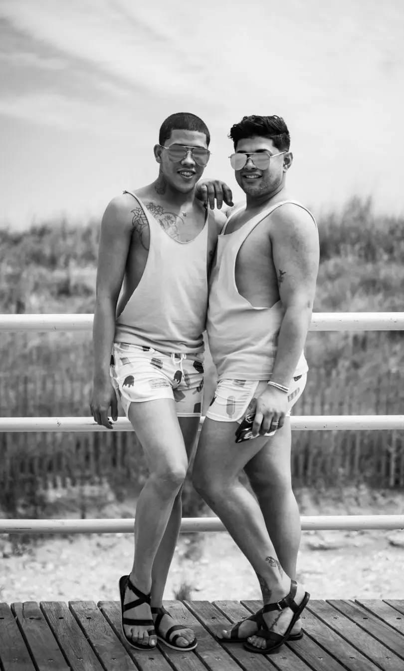 Pojkvänner Christian och Nelson från Puerto Rico besöker strandpromenaden. maj 2019. © Timothy Roberts