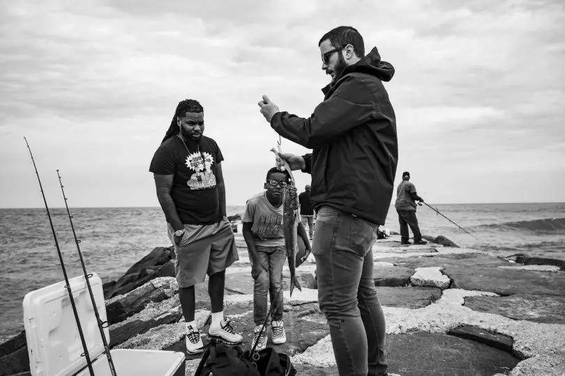 Wes Weaver ntawm Philadelphia ntes tau 23 ½-nti bluefish tawm ntawm North Jetty thaum lub Tsib Hlis 2019. © Timothy Roberts