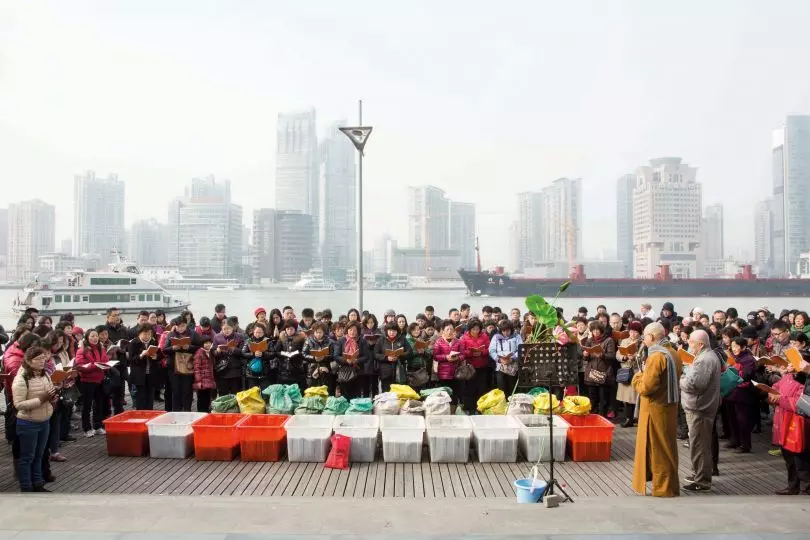 Perhimpunan Fang Sheng, Pelabuhan Feri Shanghai, 2015 © Liz Hingley. Melalui penyerahan Creative Boom.