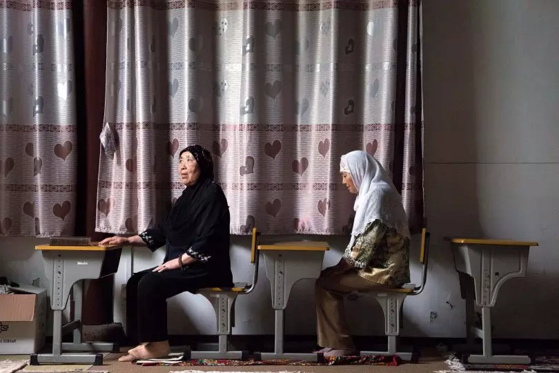 အမျိုးသမီးများအတွက် ပေါ်လာသည့် ဆုတောင်းနေရာ၊ Fuyou Road Mosque၊ 2013 © Liz Hingley