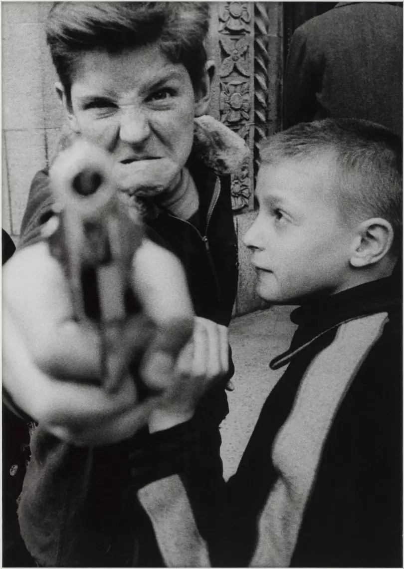William Klein: Gun 1, Nju Jork, 1955 © William Klein, William Klein, Haus der Photographie / Sammlung F.C: Gundlach, Hamburg