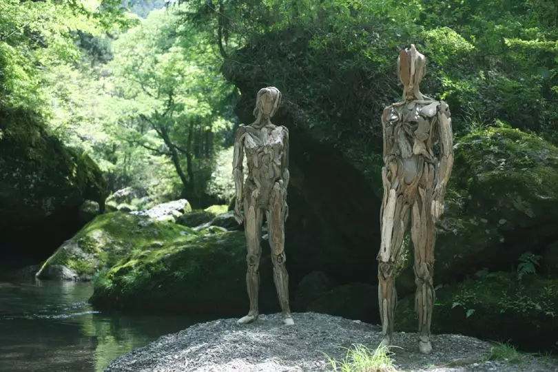 Figures de fusta retorçada de l'artista Nagato Iwasaki persegueixen en silenci un bosc pintoresc 5516_3