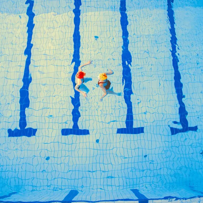 Swim: Ein einladendes neues Werk von Mária Švarbová, getaucht in ansprechende Primärfarben 5538_9