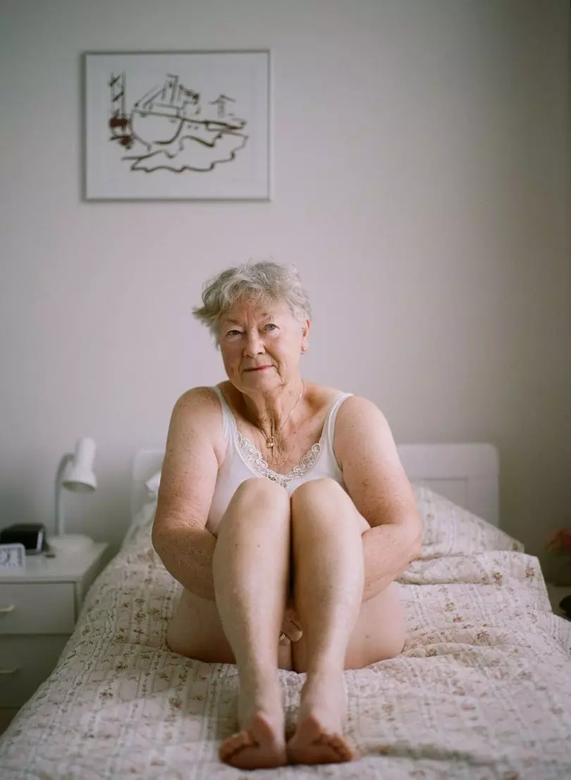 Mijn oma op haar bed door Lidewij Mulder