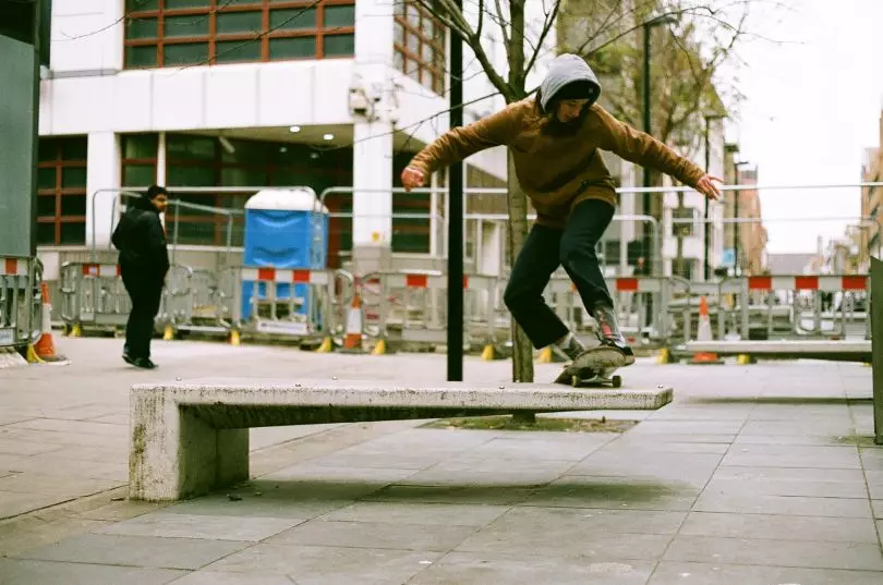 Ubomi basimahla: Ifoto ye-analogue ebalisa ibali lababhinqileyo beskateboarders 5706_2