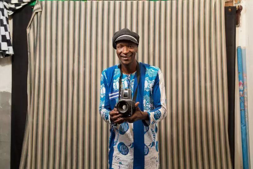 Det maliske bandet og WaterAid-ambassadørene Songhoy Blues besøker Malick Sidibés ikoniske portrettstudio fra 1960-tallet. 5763_9