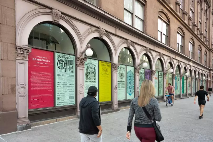 Installationsbild av Så här såg demokratin ut. Cooper Union, fönster på 4th Avenue. Bild med tillstånd av The Cooper Union/Foto av Marget Long