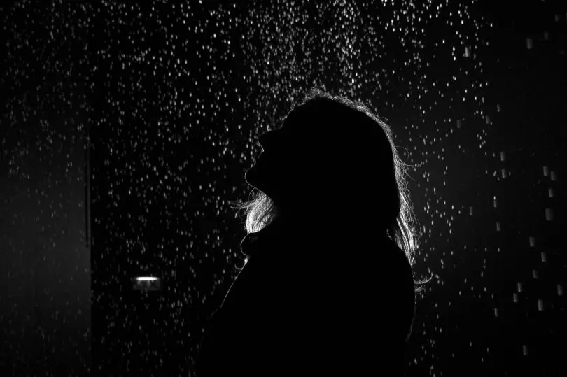 Фотограф адамдарды уникалдуу Rain Room инсталляциясынан ырахаттанып жаткан сонун тартуулайт 5820_1