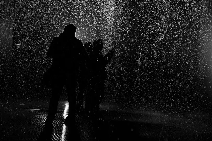 Fotograaf vangt prachtich minsken genietsje fan in unike Rain Room ynstallaasje 5820_3