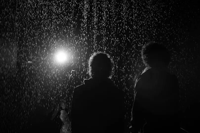 Fotoqraf unikal Rain Room quraşdırmasından həzz alan insanları gözəl şəkildə çəkir 5820_5