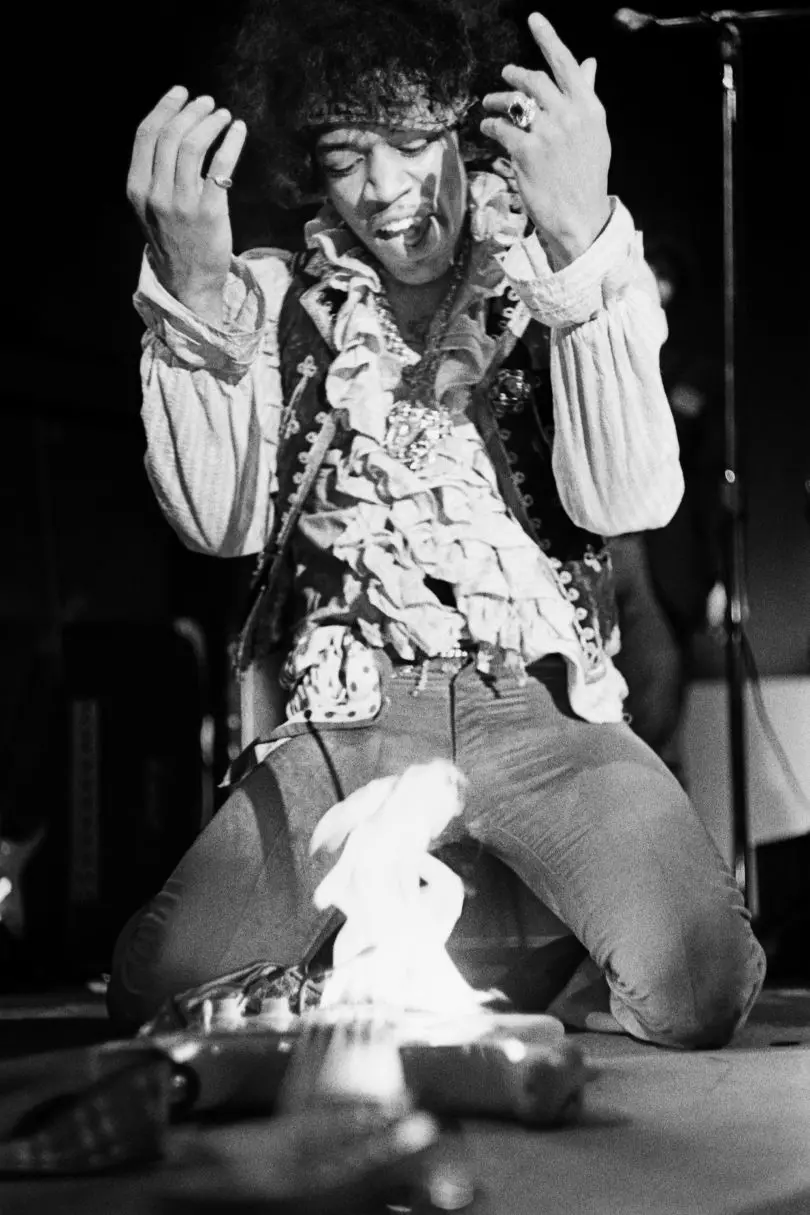 Ed Caraeff, Hendrix At Monterey, Želatínová strieborná potlač, 40,6 x 50,8 cm, © Ed Caraeff | Ikonické obrázky