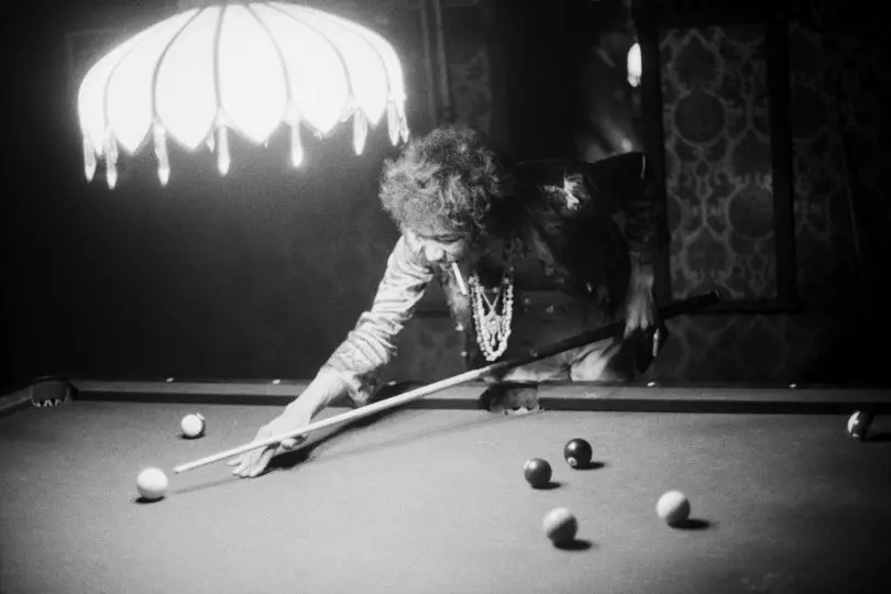 Ed Caraeff, Jimi Hendrix, želatínová strieborná potlač, 40,6 x 50,8 cm, © Ed Caraeff I Iconic Images