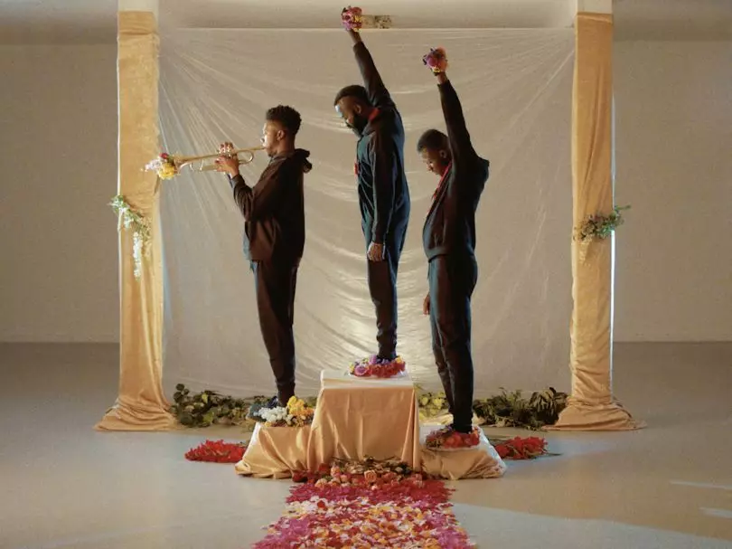 आरोन टेलरचा नवीन संगीत व्हिडिओ हजारो फुलांसह काळ्या पुरुषांच्या रूढीवादी पद्धतींचा नाश करतो 5929_1