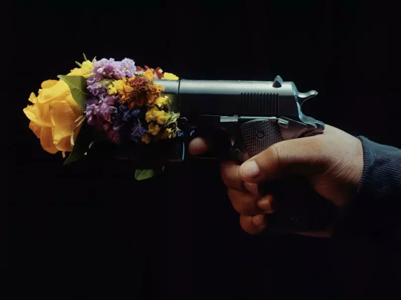 आरोन टेलरचा नवीन संगीत व्हिडिओ हजारो फुलांसह काळ्या पुरुषांच्या रूढीवादी पद्धतींचा नाश करतो 5929_4