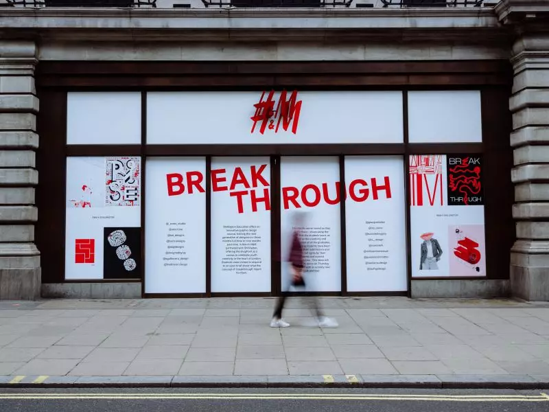Diseinu grafikoko lizentziatuek H&M-ren Londresko denda berria janzten laguntzen dute blokeoaren ostean irekitzen den bitartean