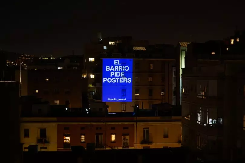 De Raúl Goñi projizéiert Plakater vu féierende Grafiker op d'Gebaier vu Barcelona vu senger Daachterrass 5999_4