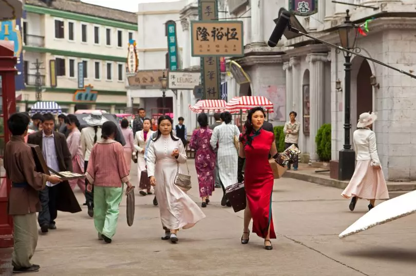 Street Scene, Guangzhou le Hong Kong Streets, Hengdian World Studios © Mark Parascandola. Litšoantšo tsohle ka thuso ea Daylight Books le sebini.