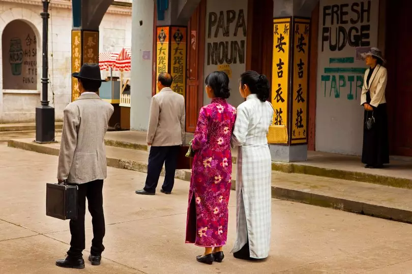 Waiting for Action, Guangzhou ak Hong Kong Streets, Hengidan World Studios © Mark Parascandola