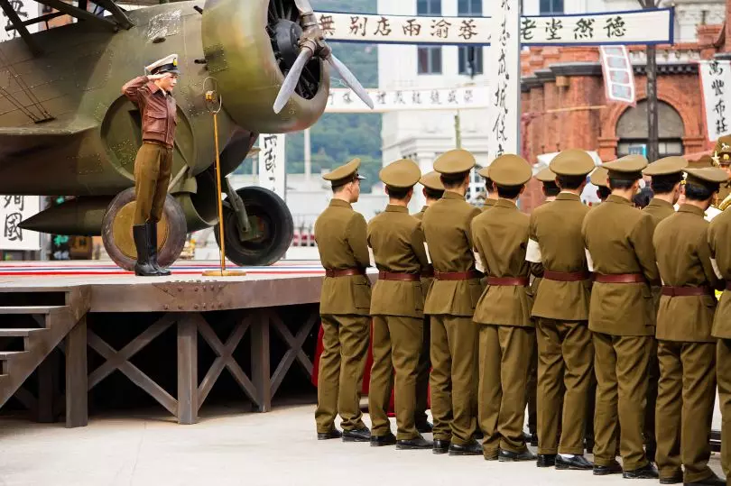 Escena del míting militar, Xiangshan Film and TV City, Ningbo © Mark Parascandola