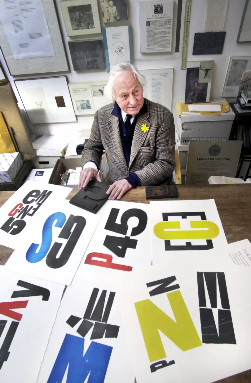 Jack Stauffacher nel suo studio Greenwood Press con stampe di Wooden Letters da 300 Broadway, 2002. Fotografa Dino Vournas