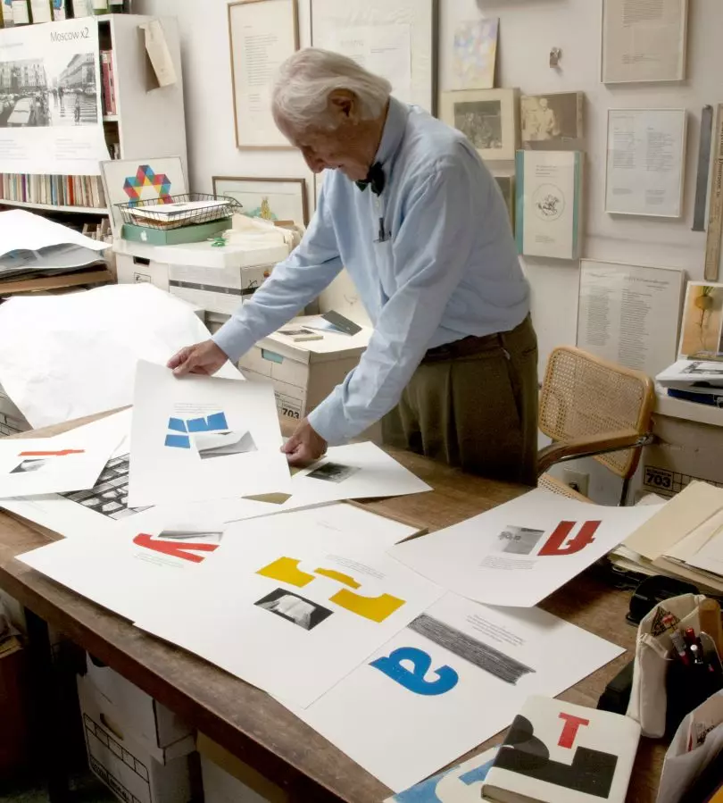 Jack Stauffacher em seu estúdio Greenwood Press com gravuras de Vico Wooden Letters, 2003. Fotografia Dennis Letbetter