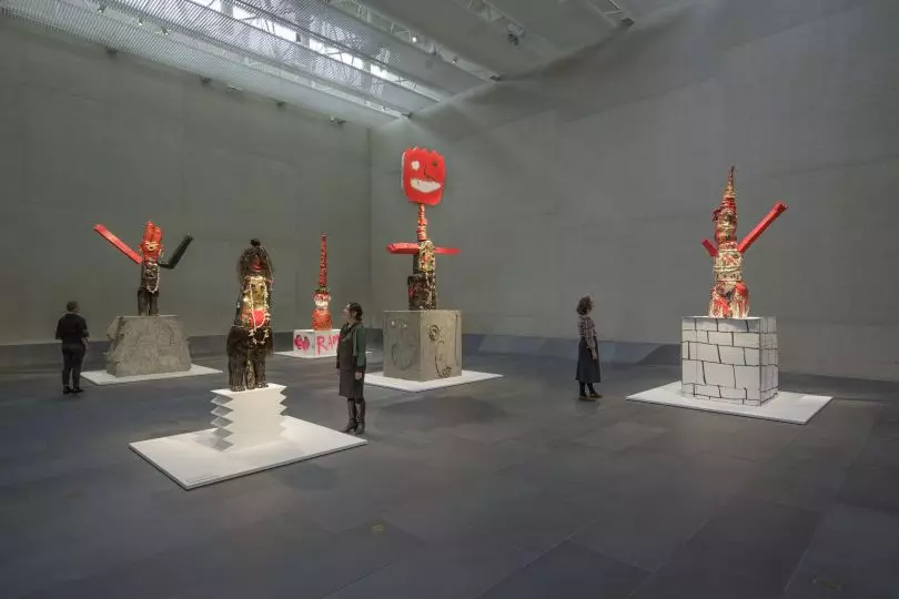 Ramesh Mario Nithiyendran, Mud Men (2016), Ceramika, Glazura, Złoty połysk, MDF, Tektura, Akryl, Emalia i Parcelain, zmienna dms