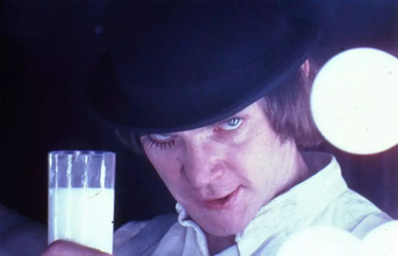 A Clockwork Orange, iliyoongozwa na Stanley Kubrick (1970-71; GB/United States). Alex DeLarge (Malcolm McDowell) kwenye Milkbar ya Korova. © Warner Bros. Entertainment Inc.