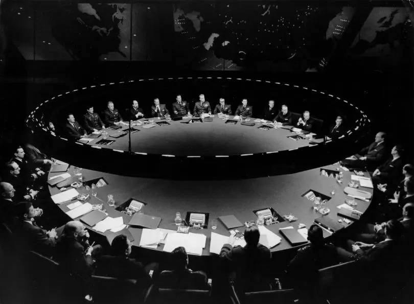 Dr. Strangelove au: Jinsi Nilivyojifunza Kuacha Kuhangaika na Kupenda Bomu, iliyoongozwa na Stanley Kubrick (1963-64; GB/United States). Jedwali la Mkutano katika Chumba cha Vita. © Sony/Columbia Pictures Industries Inc.